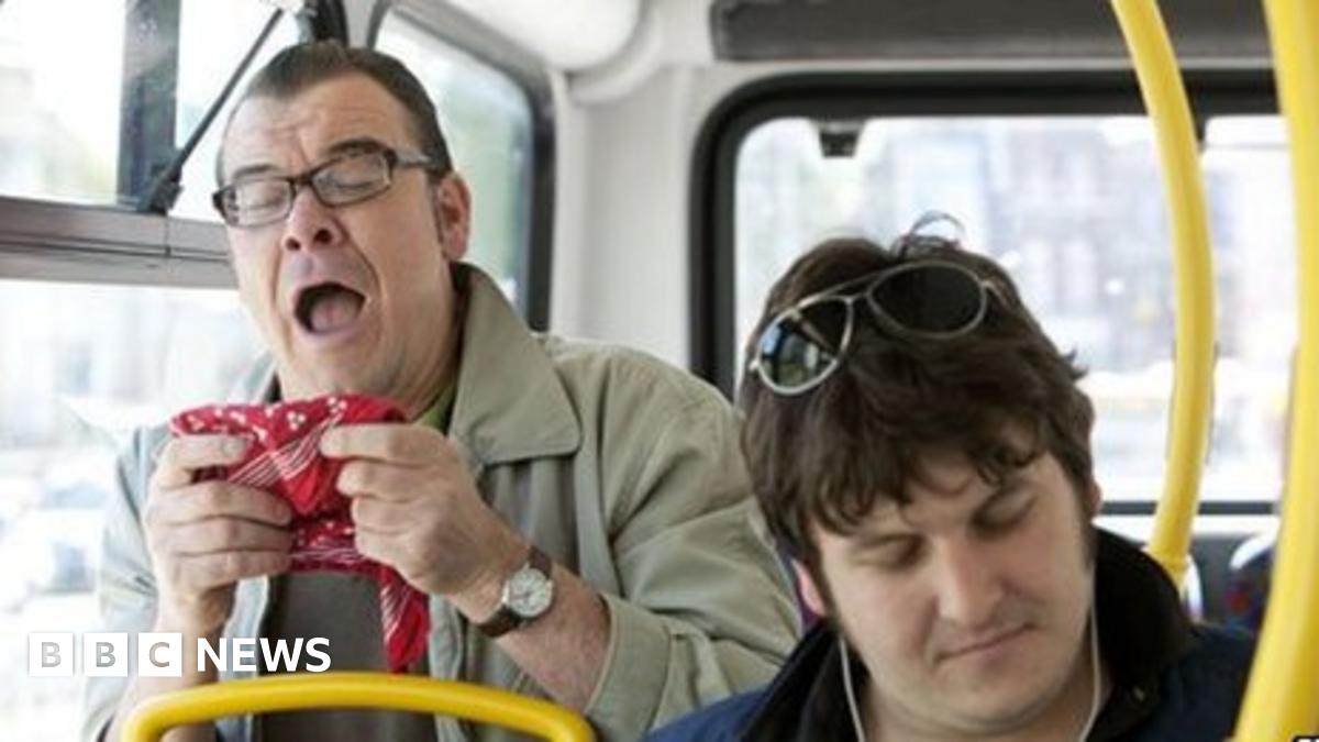 Do men and women experience flu differently? - BBC News