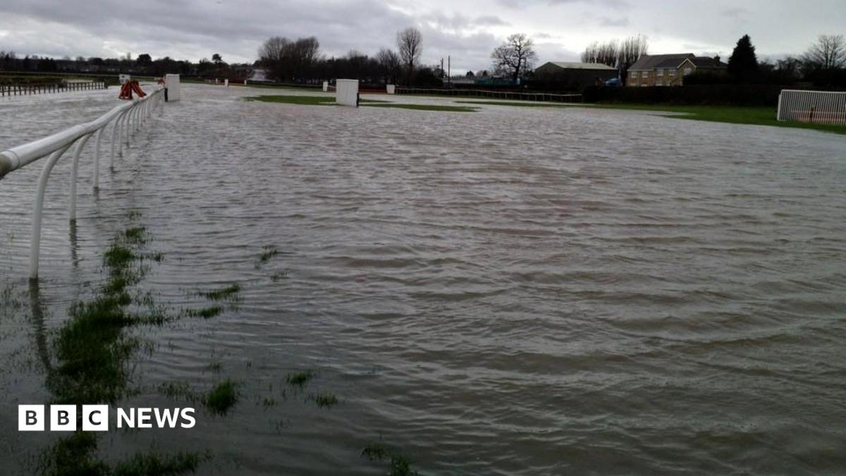 Wetherby racing abandoned after flood - BBC News