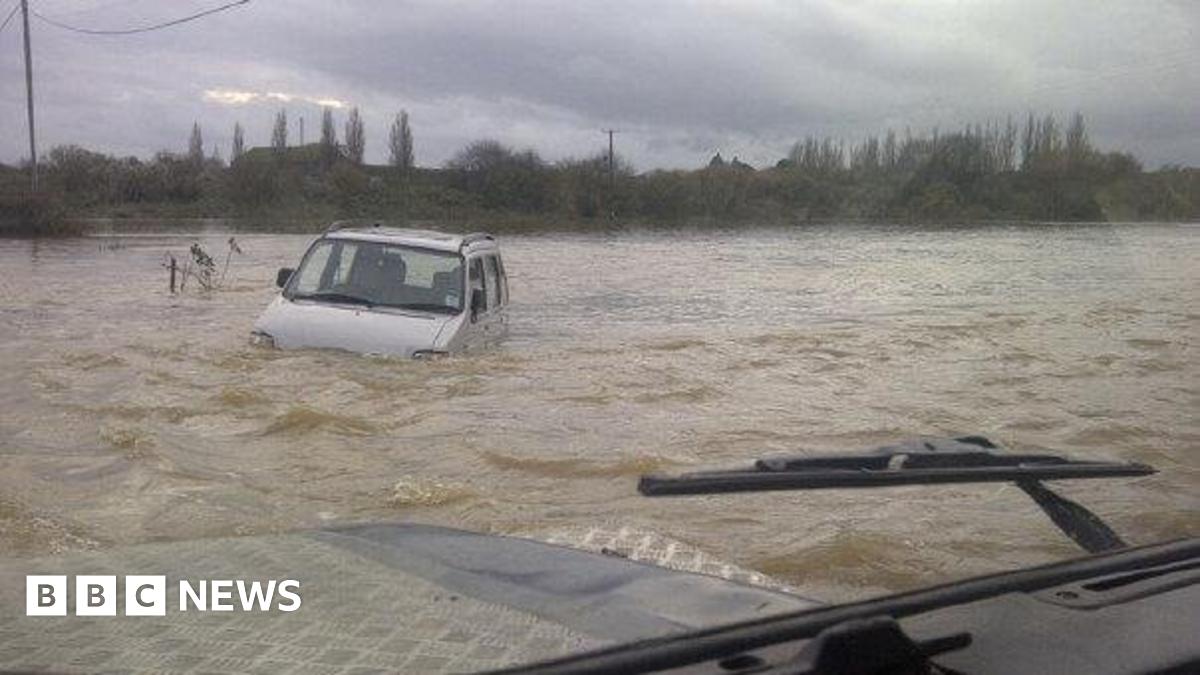 Keynsham flood rescuer pulls man from sinking car - BBC News