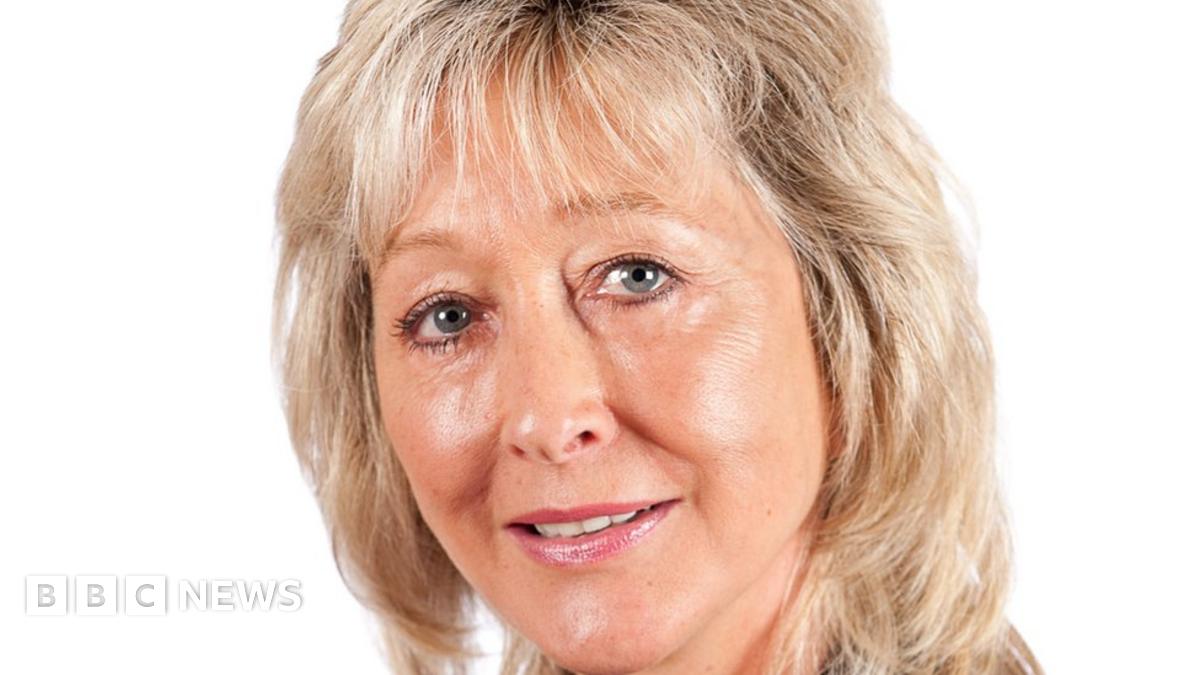 Poole Conservative Sally Carpenter defects in party whip row - BBC News