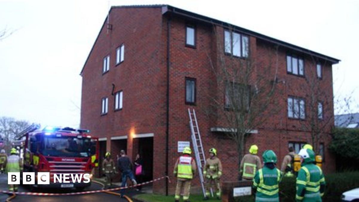 Eight rescued from Crawley flats after fire breaks out - BBC News