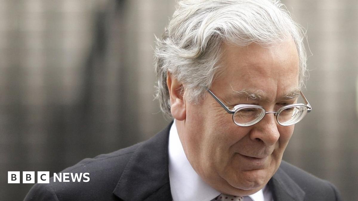 Sir Mervyn King warns risk from eurozone has grown - BBC News