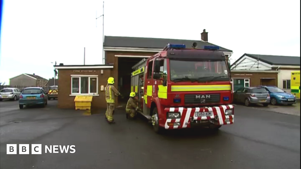 Wales firefighters: On-call crew numbers 'lowest since 2004' - BBC News