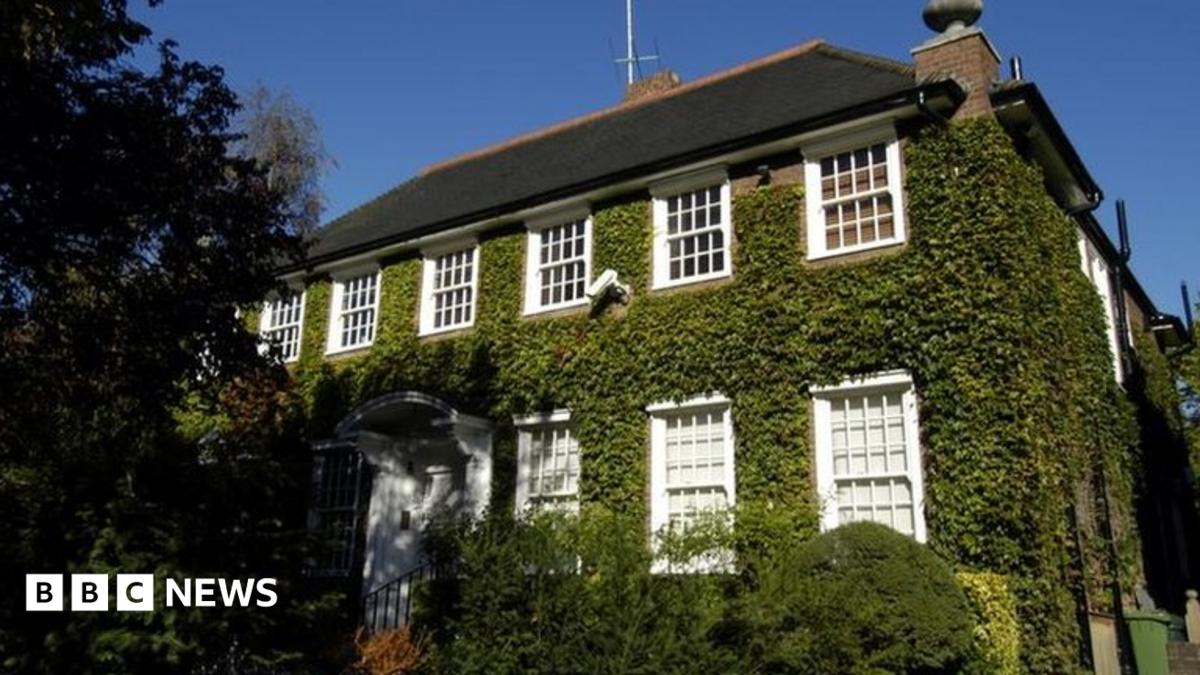 Detached house prices stagnate, says Land Registry - BBC News