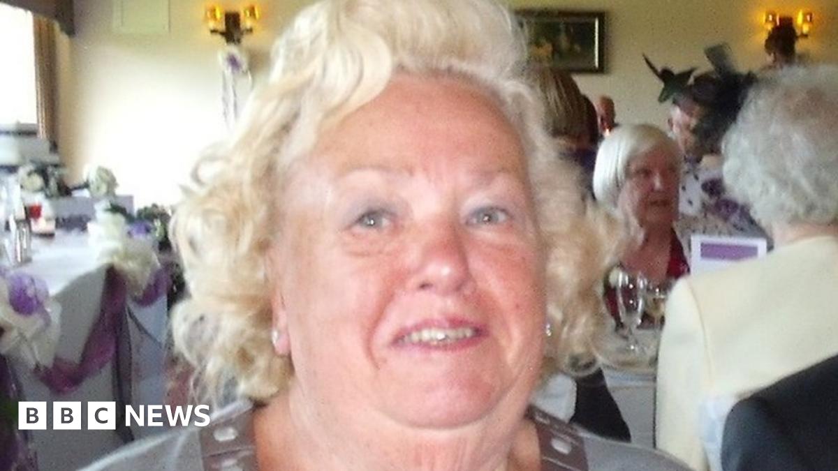 Joyce Moulson described as 'magic' mother - BBC News