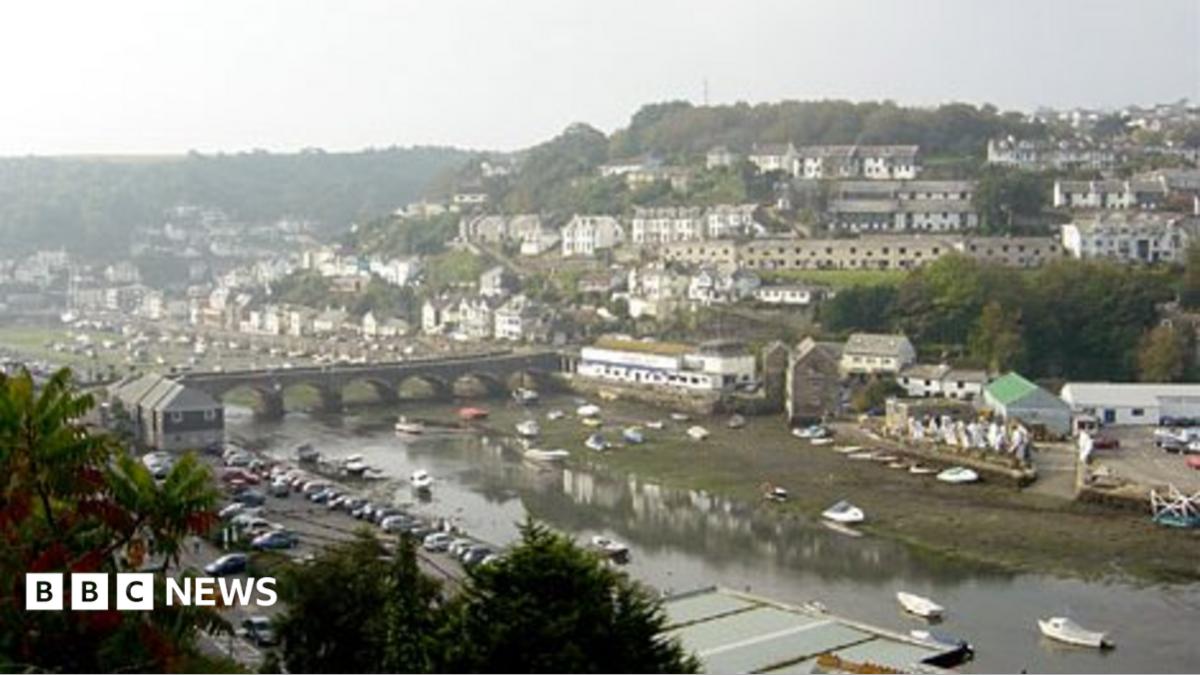 Cracks on Looe landslip road assessed by engineers - BBC News