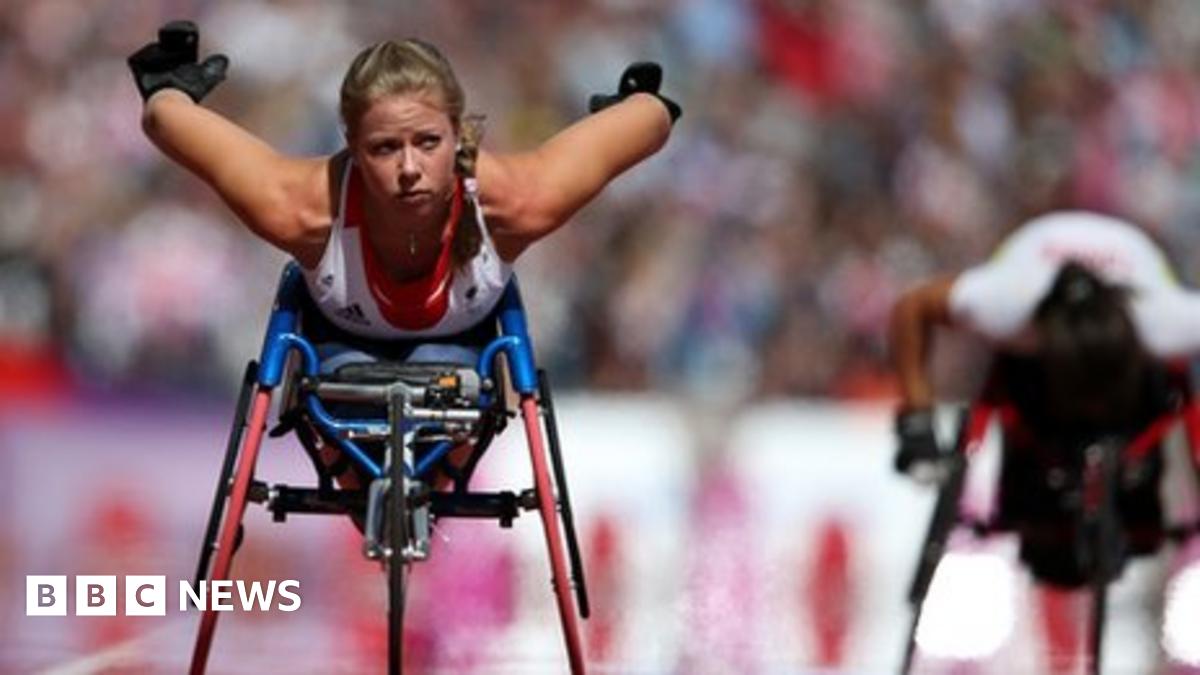 Paralympian Hannah Cockroft receives freedom honour - BBC News