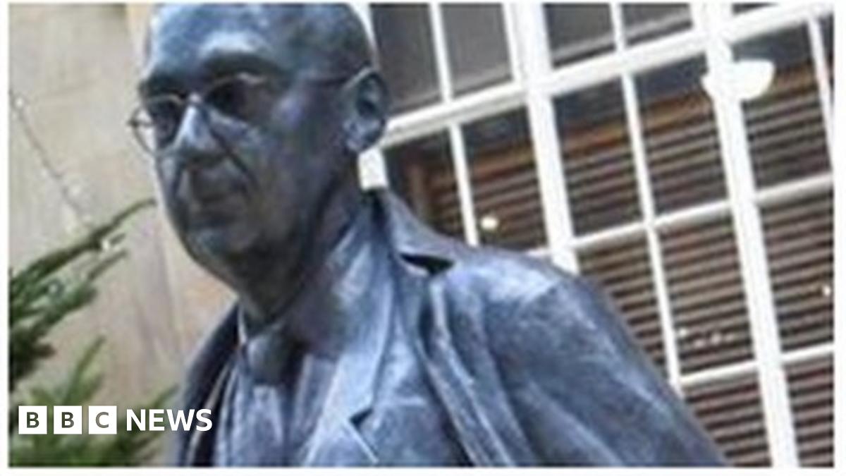 Philip Larkin honoured at Hull Paragon station - BBC News