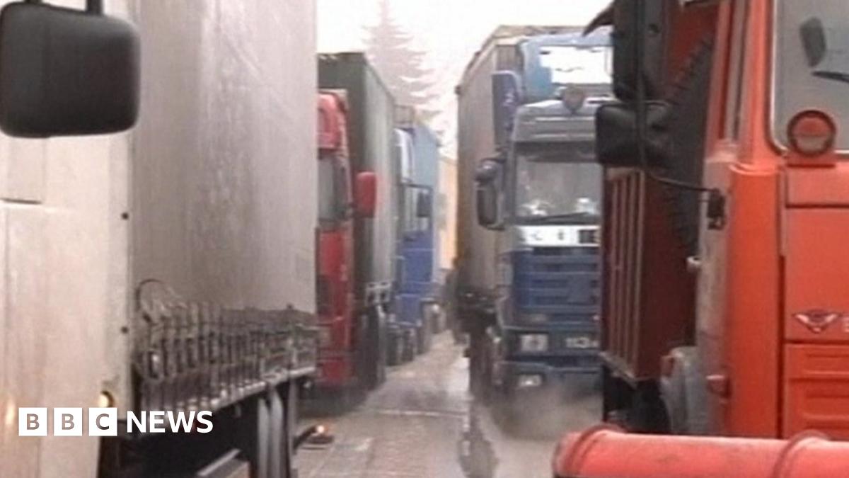 Russia drivers trapped in giant traffic jam - BBC News