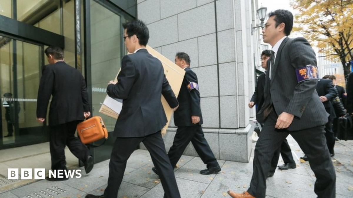Japan's police raid tunnel operator after collapse - BBC News