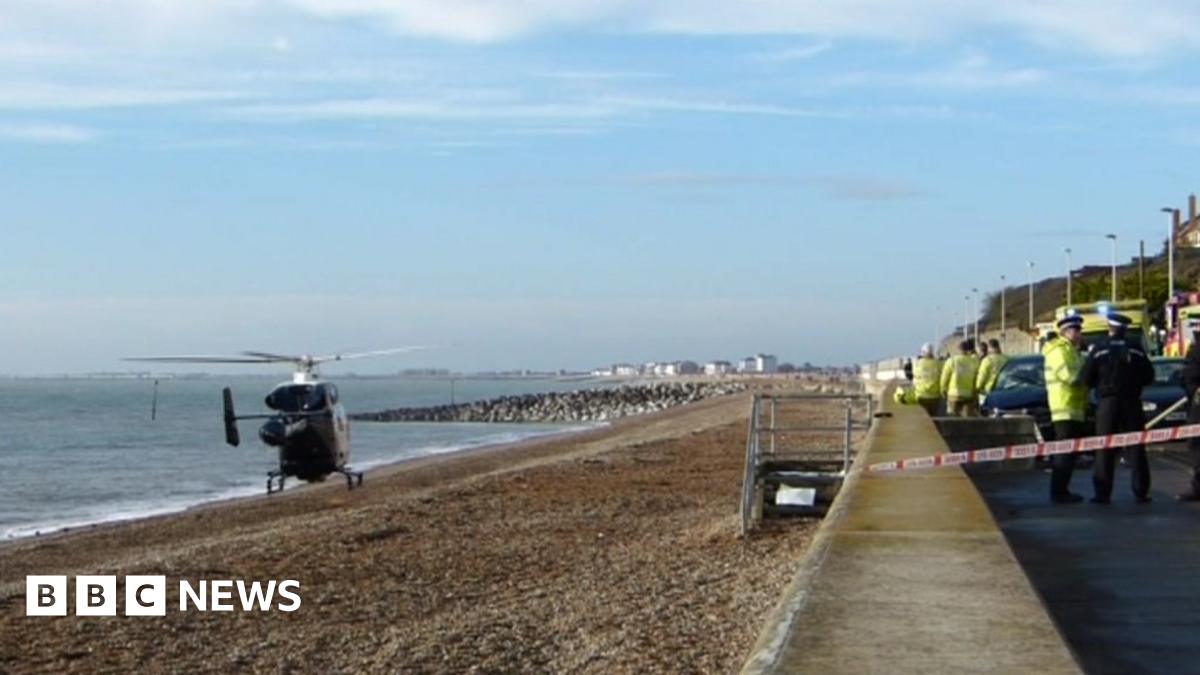 Sandgate: Women pedestrians hit as driver dies at wheel - BBC News