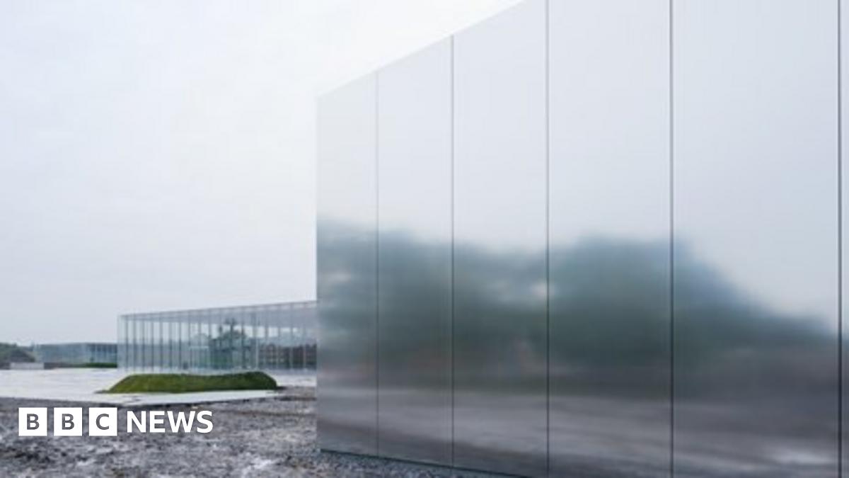 Louvre opens new wing in the north - BBC News