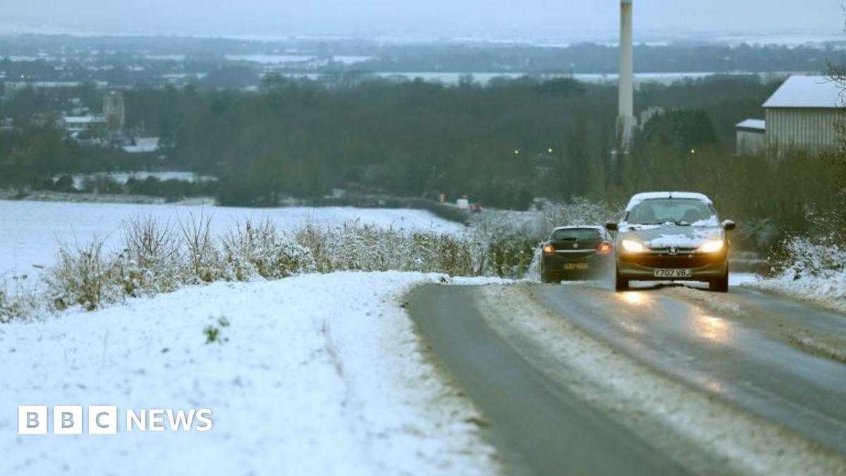 Snow leads to crashes and delays in parts of UK - BBC News