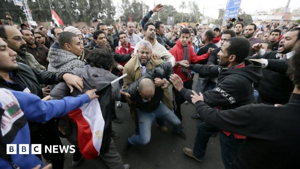 Egypt crisis: Fatal Cairo clashes amid constitution row - BBC News