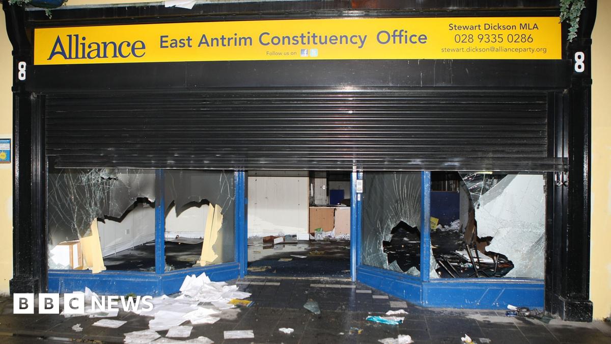 Flag protests: Loyalty no excuse for violence, says police chief - BBC News