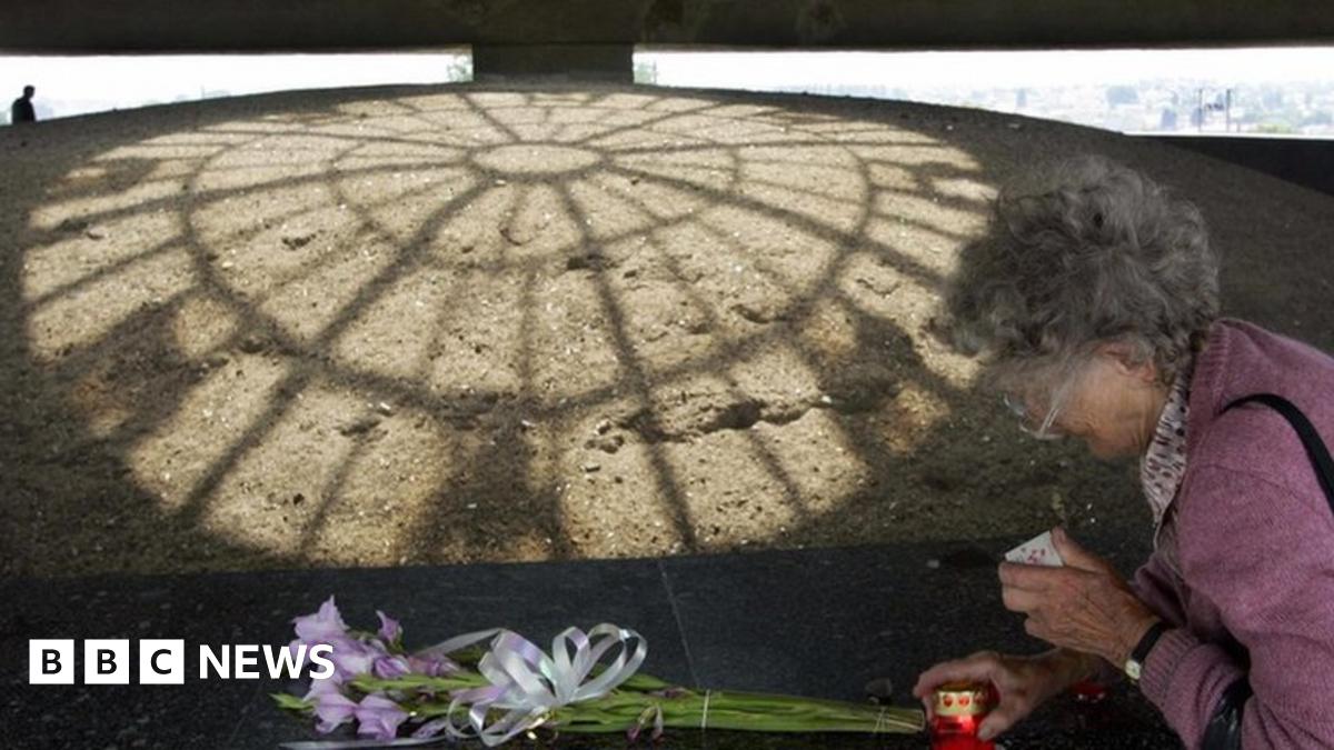 Swedish artist uses 'ashes from Holocaust victims' - BBC News