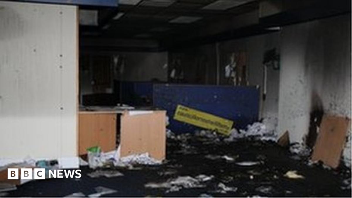 Reaction to loyalist violence over union flag issue - BBC News