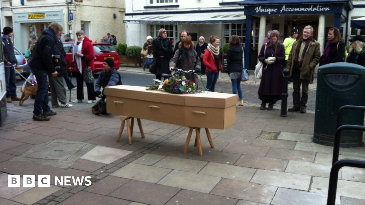 Homeless man's coffin carried through Totnes - BBC News