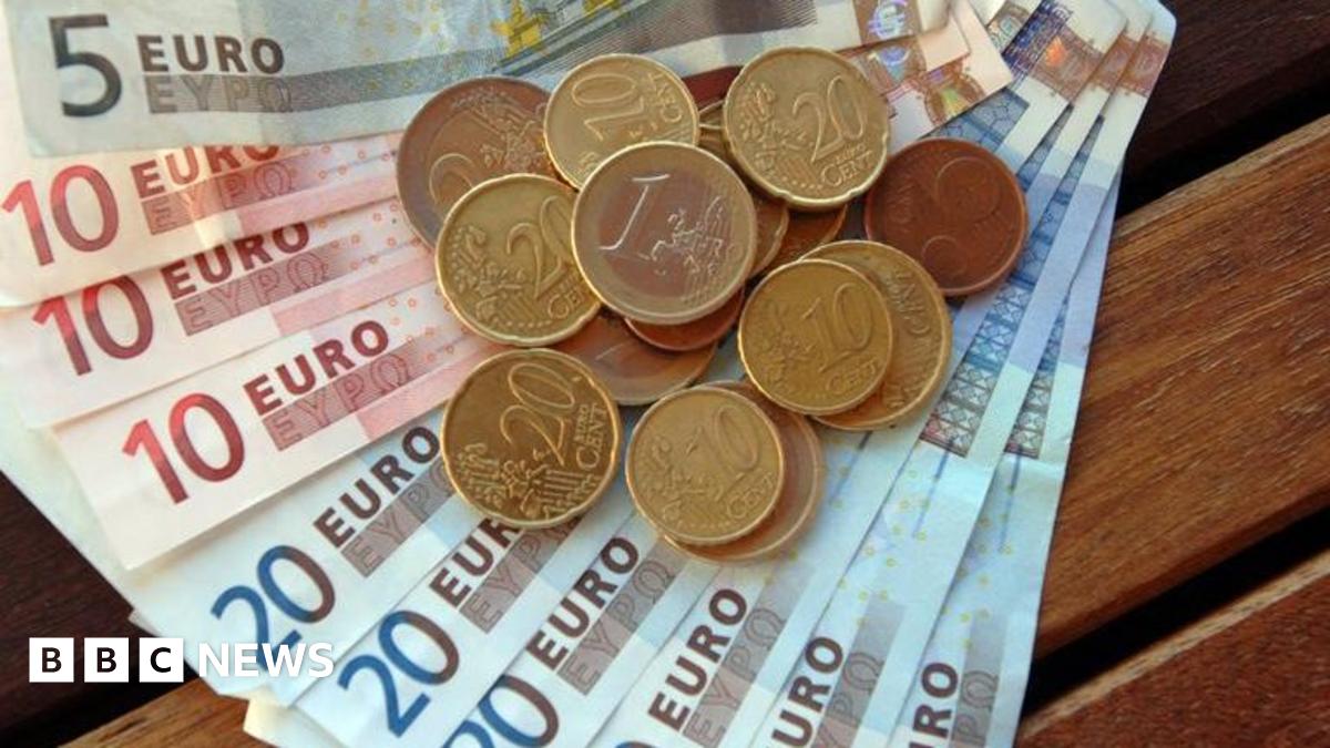 Vienna bus driver returns life savings to passenger - BBC News