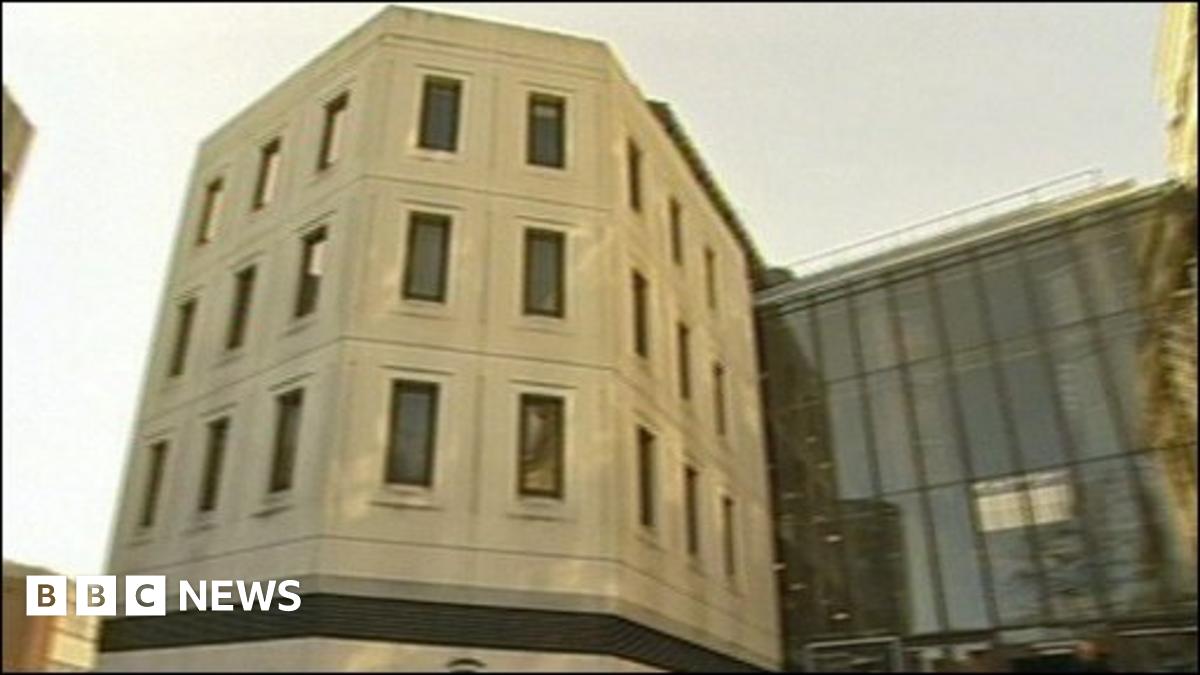 Sir Bob Russell MP still offering Colchester tour - BBC News