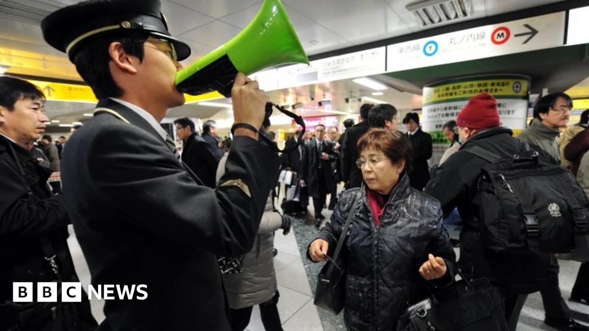 Japan earthquake sparks tsunami scare - BBC News