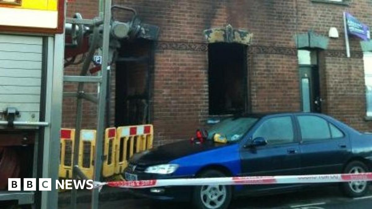 Two in 'lucky escape' from Exeter house fire - BBC News