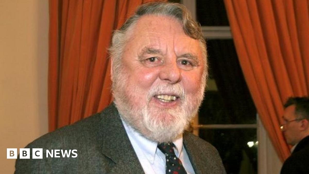 Terry Waite returns to Lebanon 25 years after kidnapping - BBC News