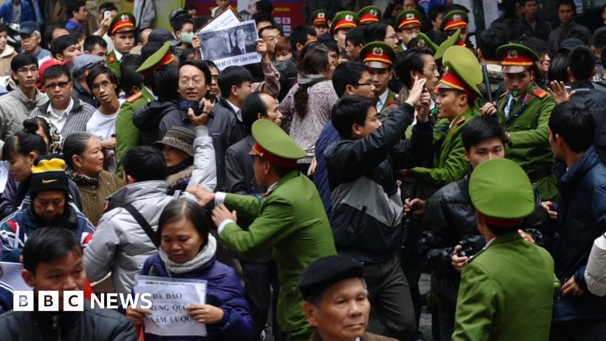 Vietnam breaks up anti-China protests - BBC News