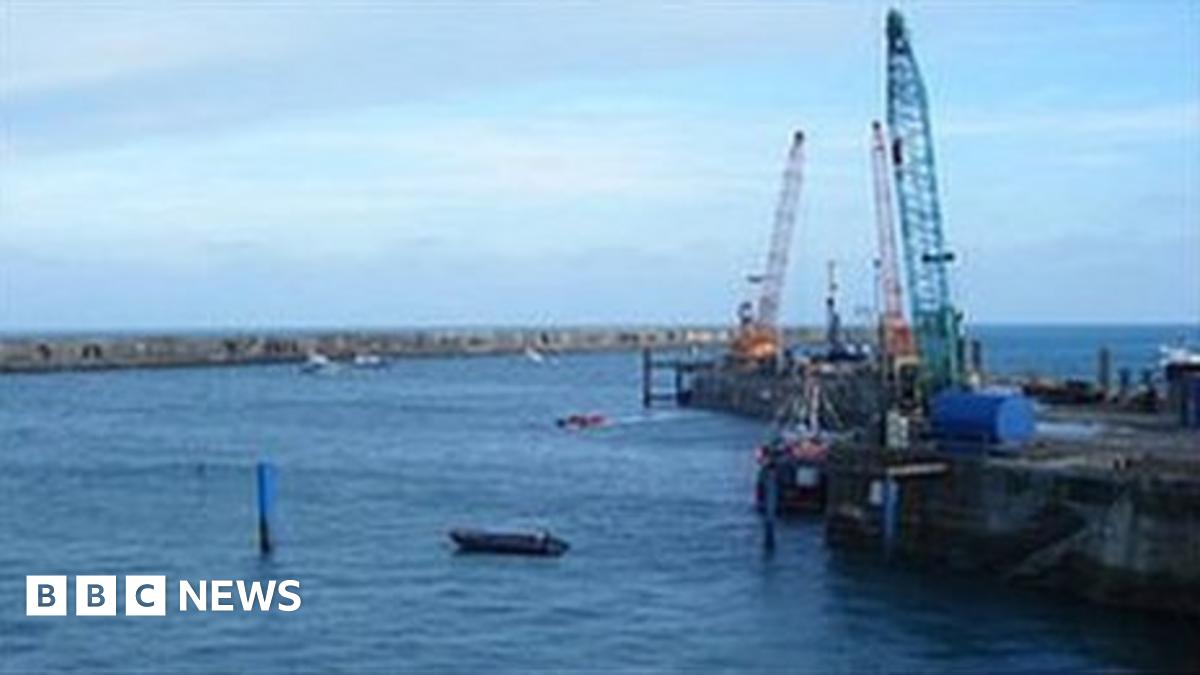 Company to halve shipping deliveries to Alderney - BBC News