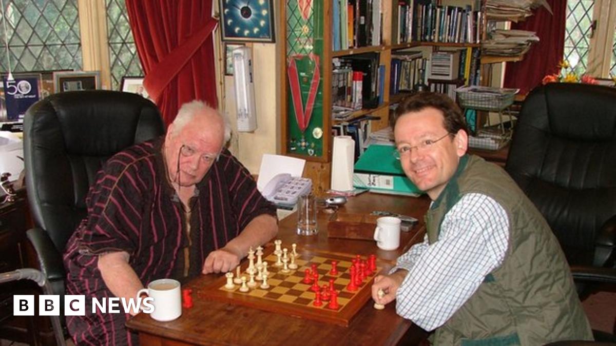 Sir Patrick Moore: Your memories - BBC News