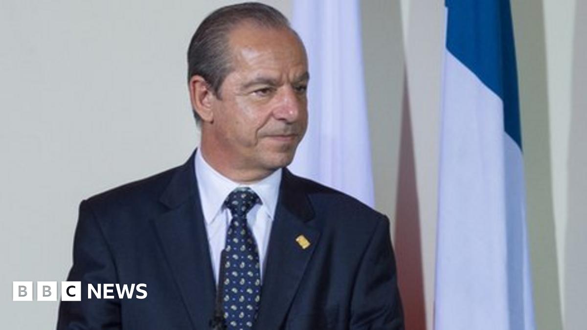 Malta government falls after PM Gonzi loses majority - BBC News