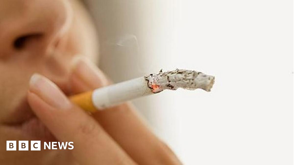 Light smoking 'doubles sudden heart death risk in women' - BBC News