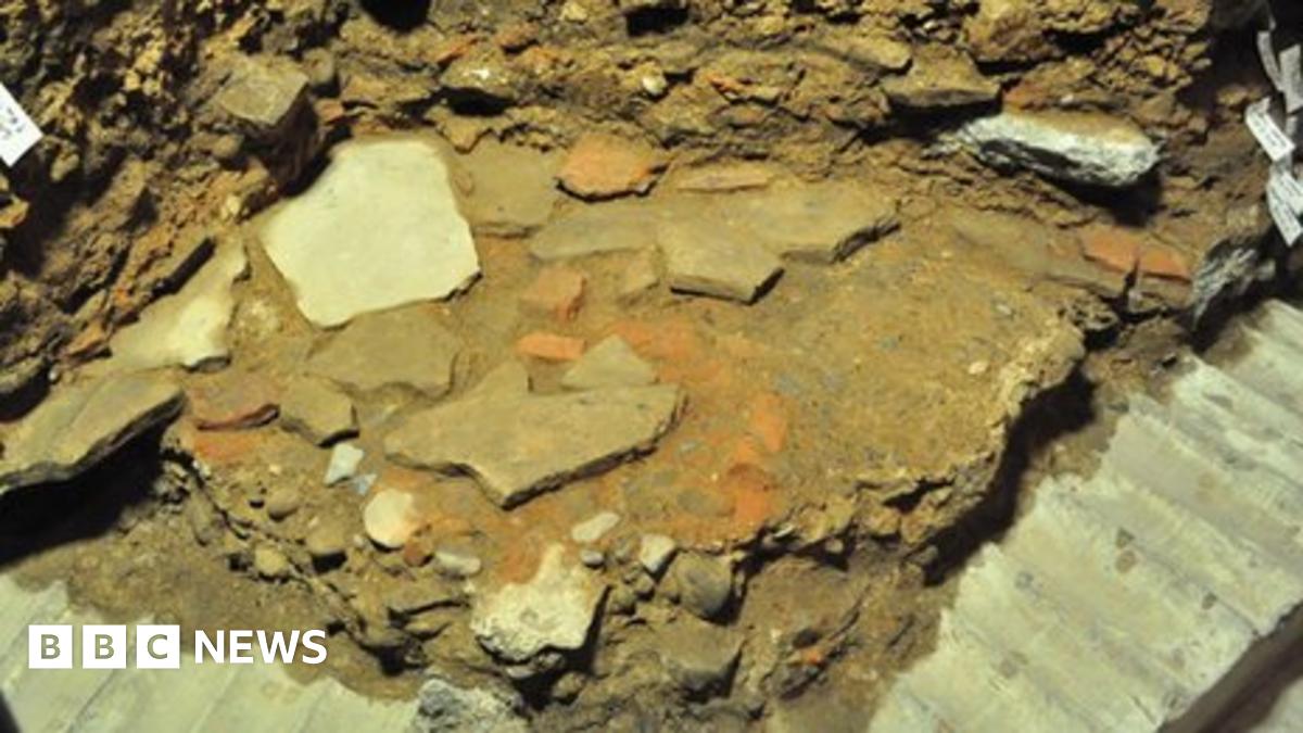 Roman road unearthed beneath York Minster - BBC News