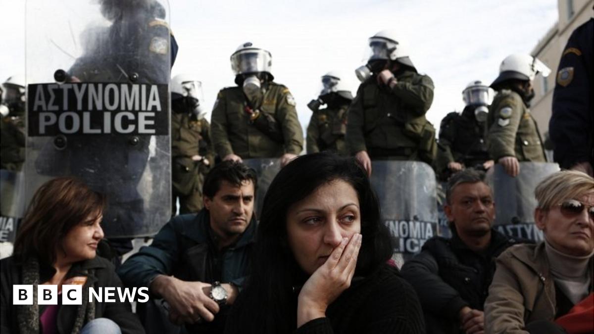 Greece bailout funds approved - BBC News