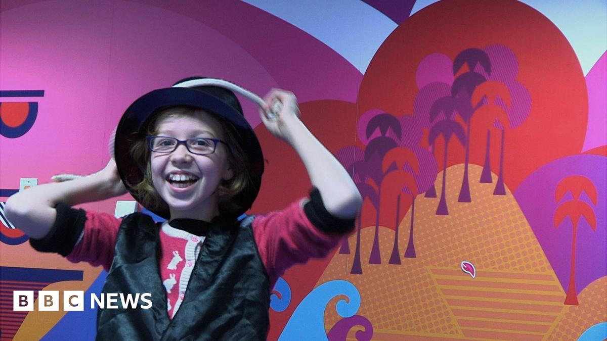 'Magic therapy helps improve use of hands with hemiplegia' - BBC News