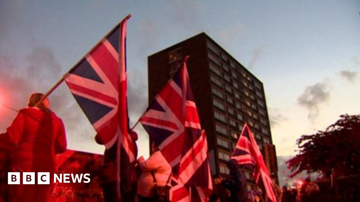 End flag protests say Peter Robinson and Martin McGuinness - BBC News
