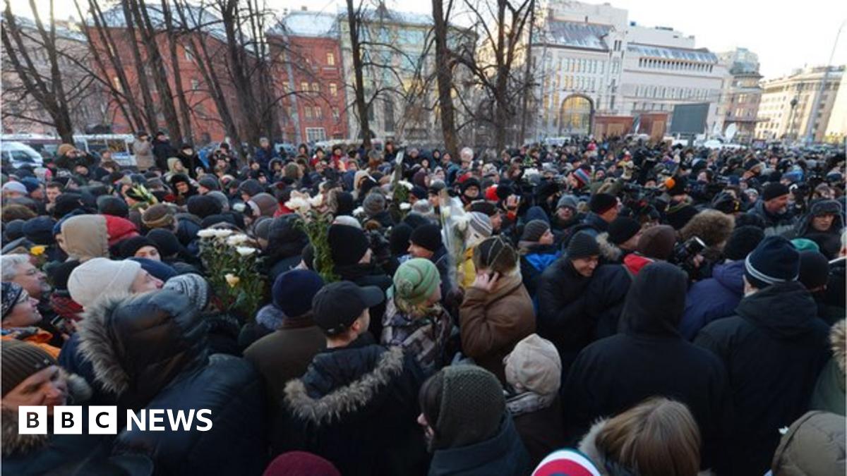 Russian opposition leaders arrested at anti-Putin rally - BBC News