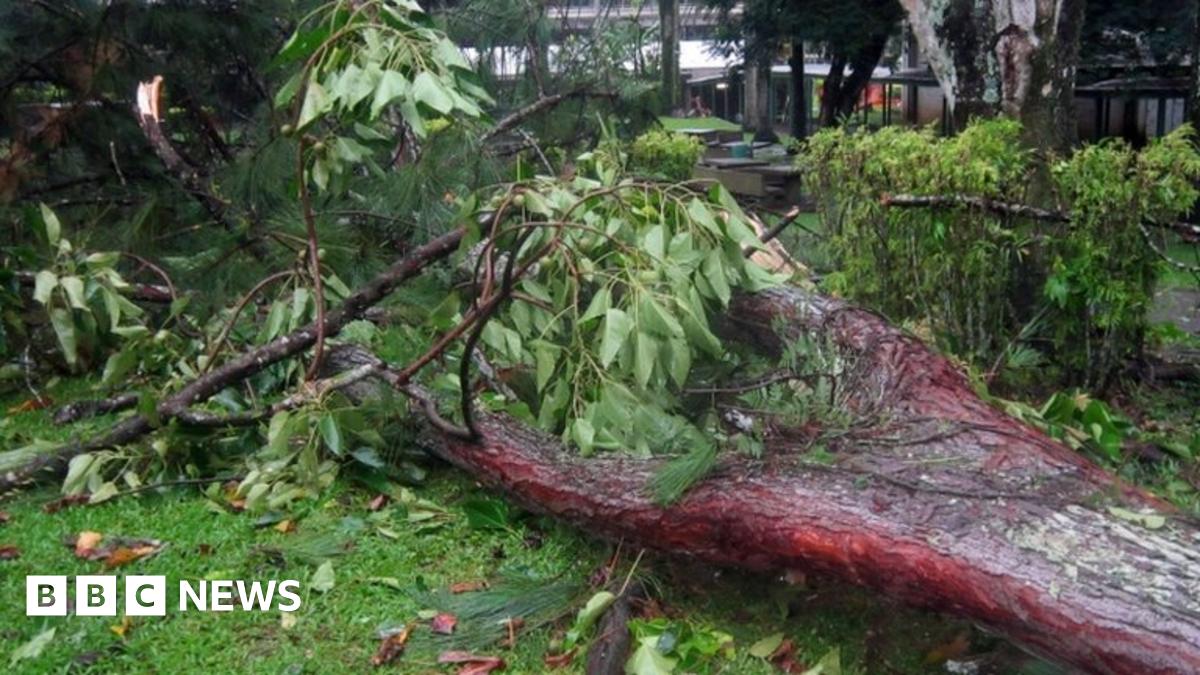 Fiji braced for powerful Cyclone Evan - BBC News