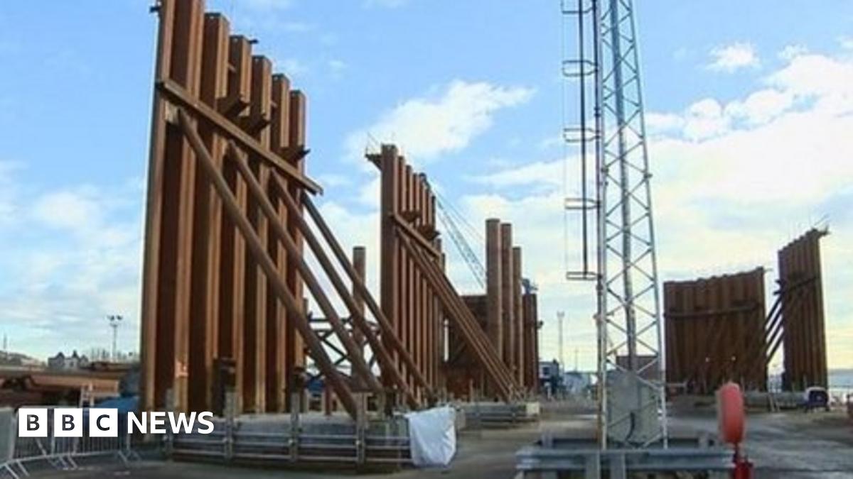 Cleveland Bridge wins Forth Bridge contract - BBC News