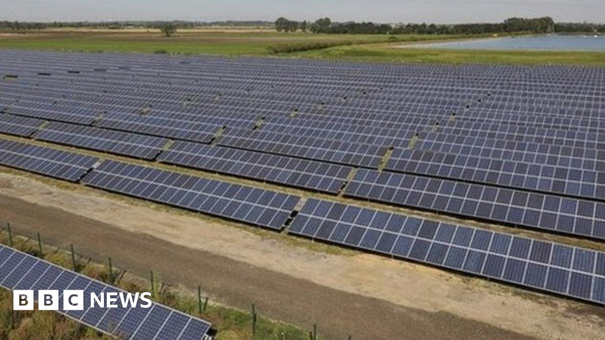 Norfolk's £40m solar energy farms approved - BBC News