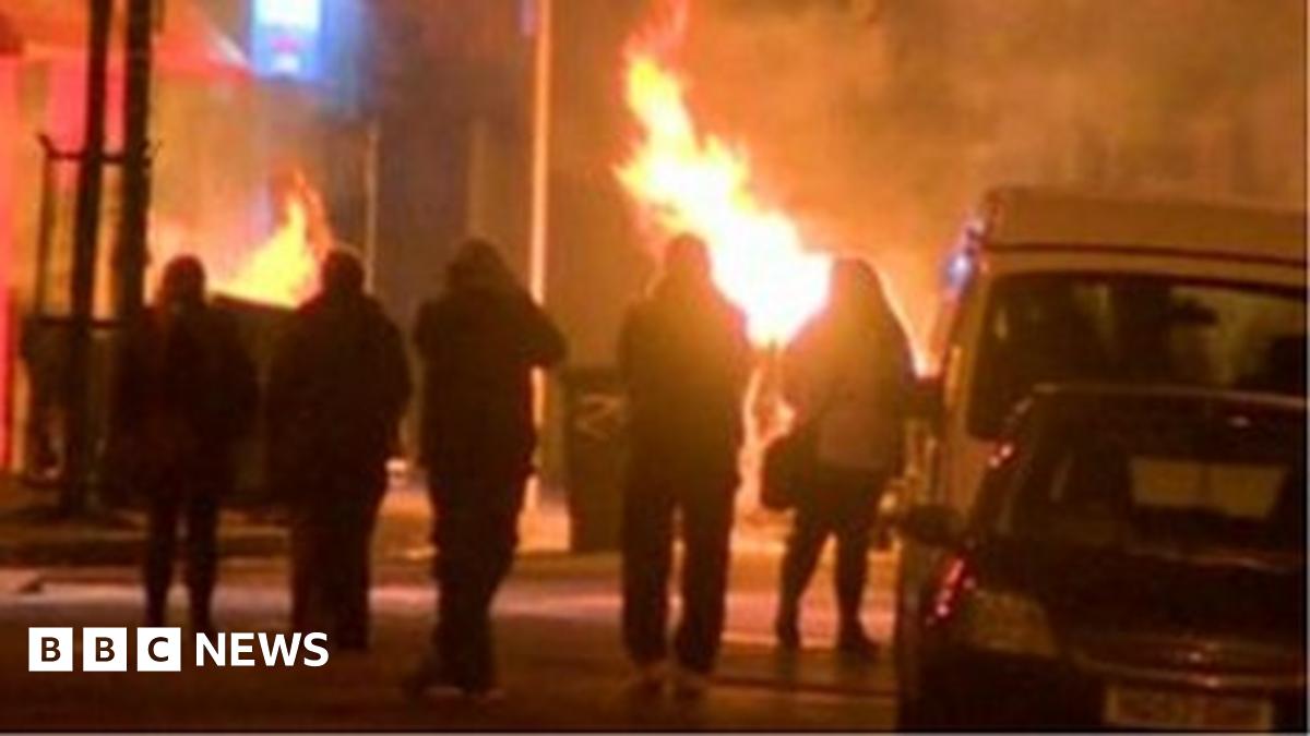 Trouble flares at flag protests in Belfast - BBC News