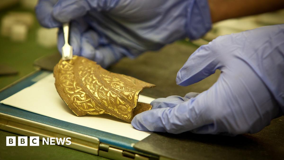 Staffordshire Hoard: Gold fragments found in Hammerwich - BBC News