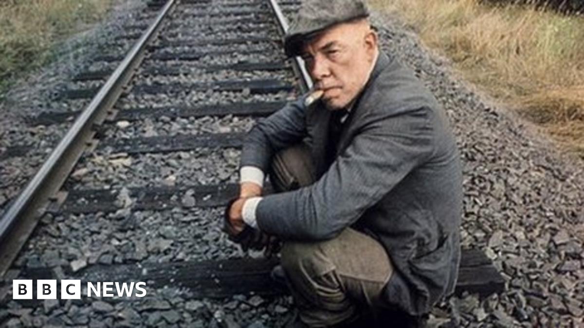 Train hopping: Why do hobos risk their lives to ride the rails? - BBC News