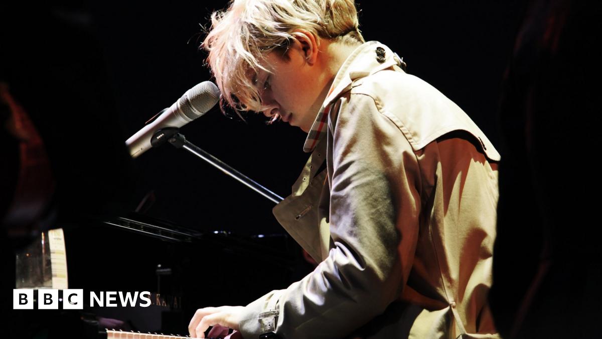 Brit Awards tip Tom Odell for the top - BBC News