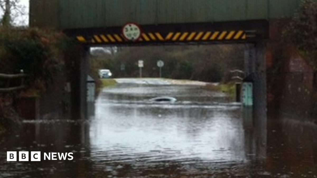 Hampshire flooding: Village evacuated and motorists rescued - BBC News