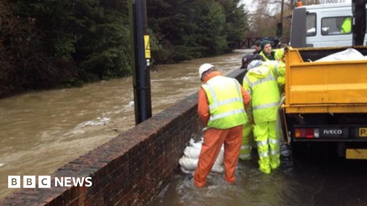 Wallington evacuated in flood fear as heavy rain hits England - BBC News