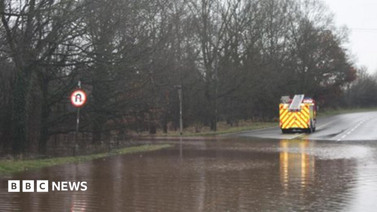 Divers used to investigate flood-hit A34 in Stone - BBC News