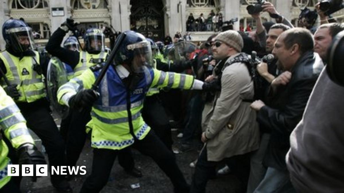 Met riot police 'must reduce use of excessive force' - BBC News