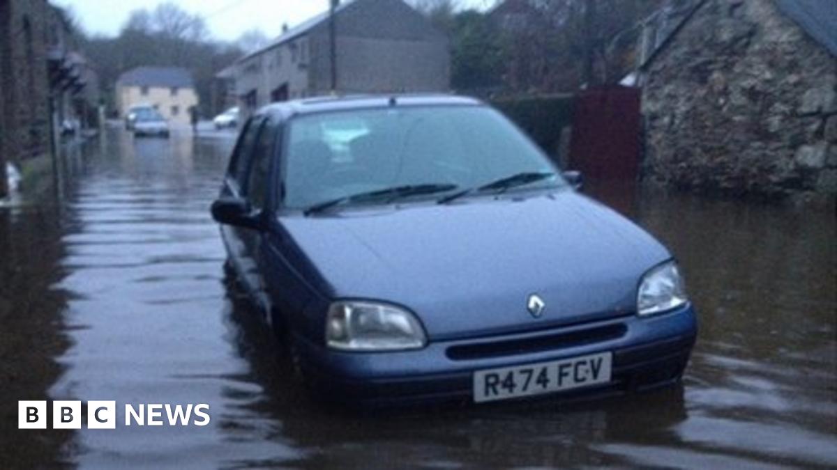 Flooding chaos across Cornwall and the South West - BBC News