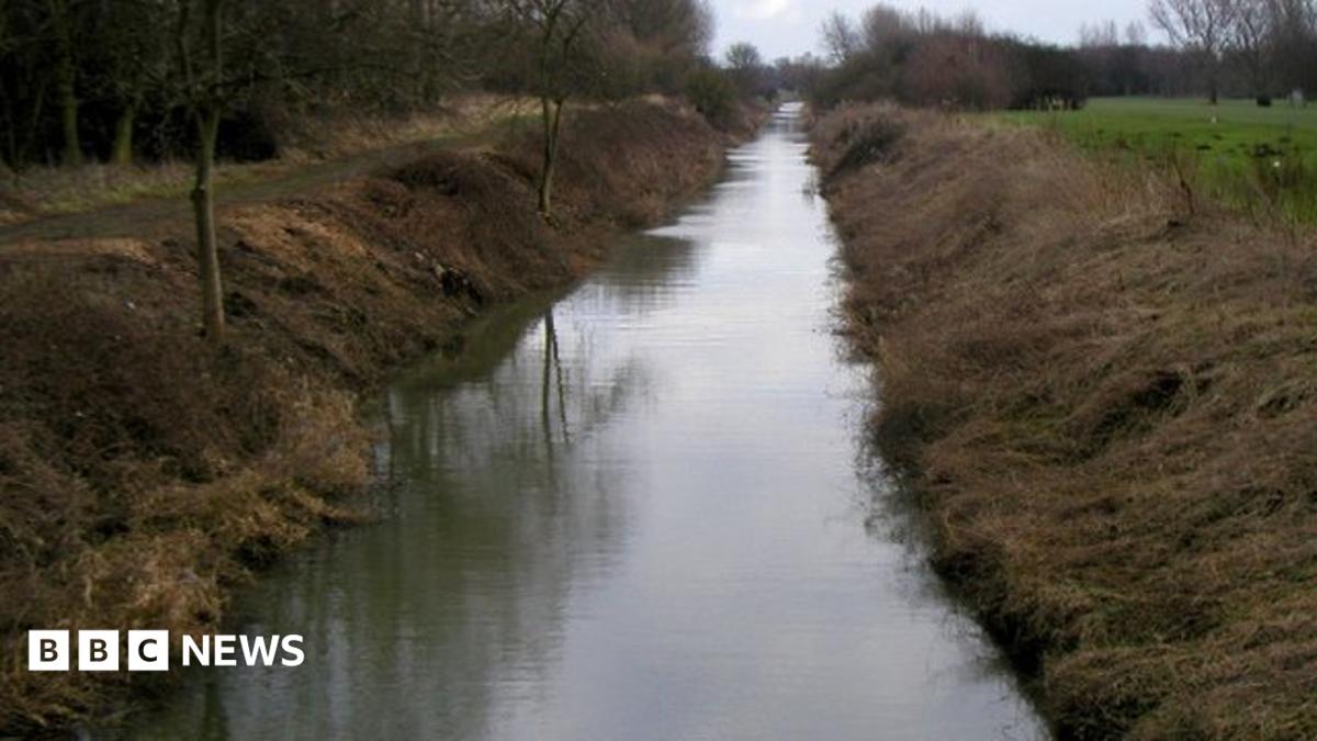 Flood warning for East Yorkshire rivers - BBC News